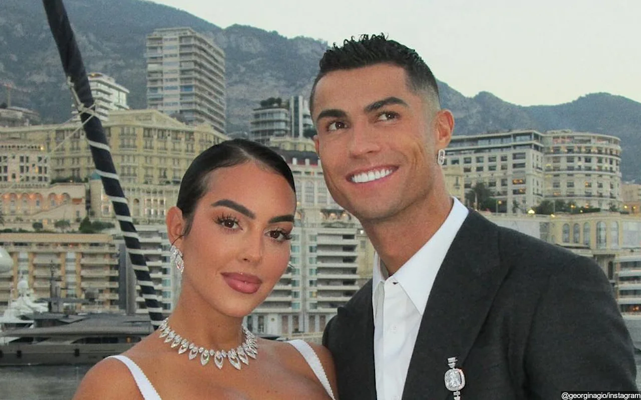 Cristiano Ronaldo Gets Handsy With Georgina Rodriguez on Yacht Vacation ...
