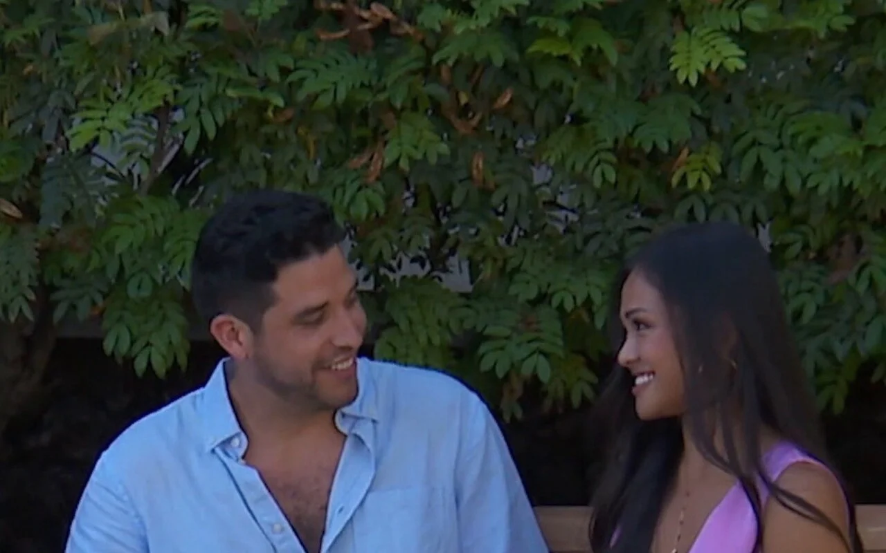 'Bachelorette' Star Jenn Tran Tells Ex-Fiance Devin Strader 'F**k You ...