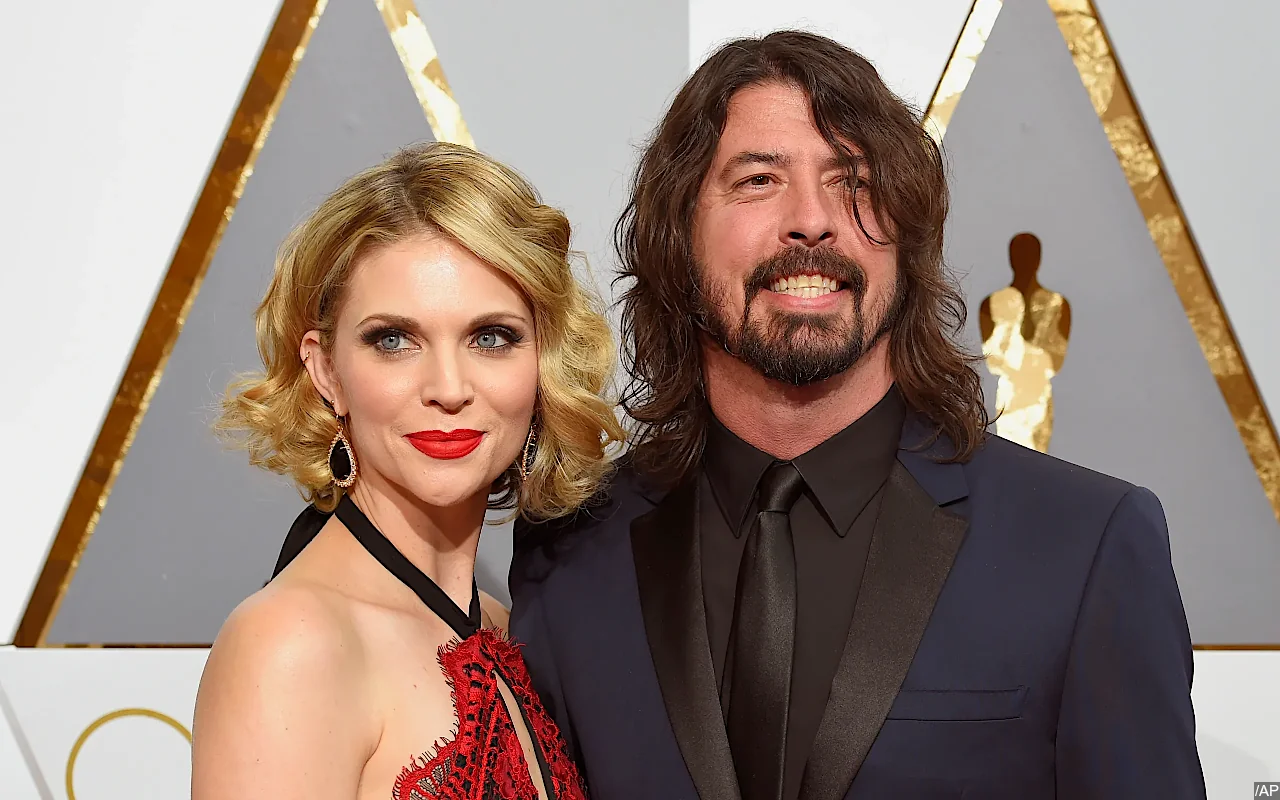 Dave Grohl's Wife Ditches Wedding Ring as She Steps Out With 'Hot ...