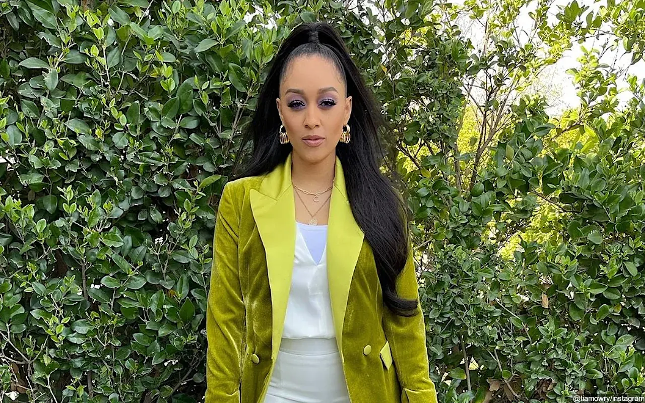 Tia Mowry Reunites with 'Sister, Sister' Co-Star in 'A Very Merry ...