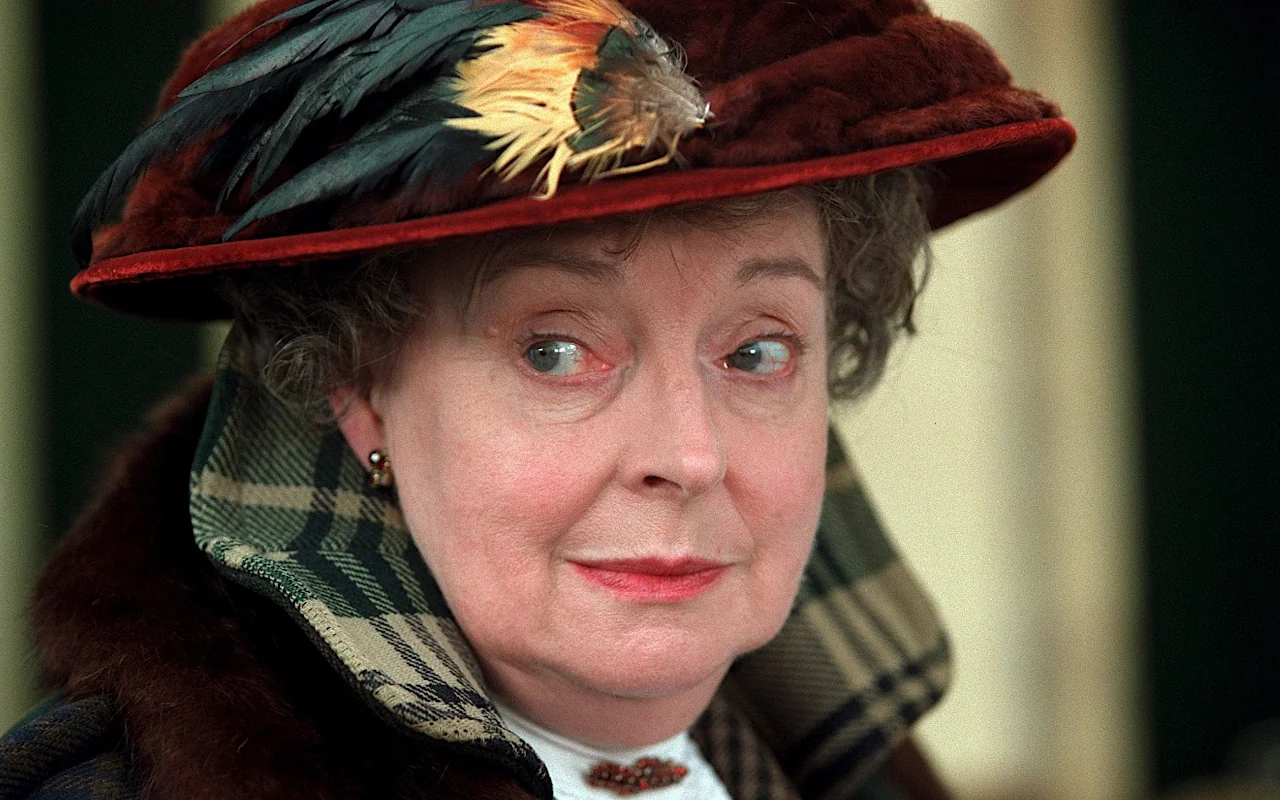 Alfred Hitchcocks' 'Frenzy' Star Barbara Leigh-Hunt Dies at 88