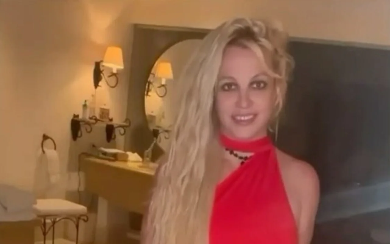 Britney Spears Burned Off Eyelashes and Eyebrows After Her Fireplace ...