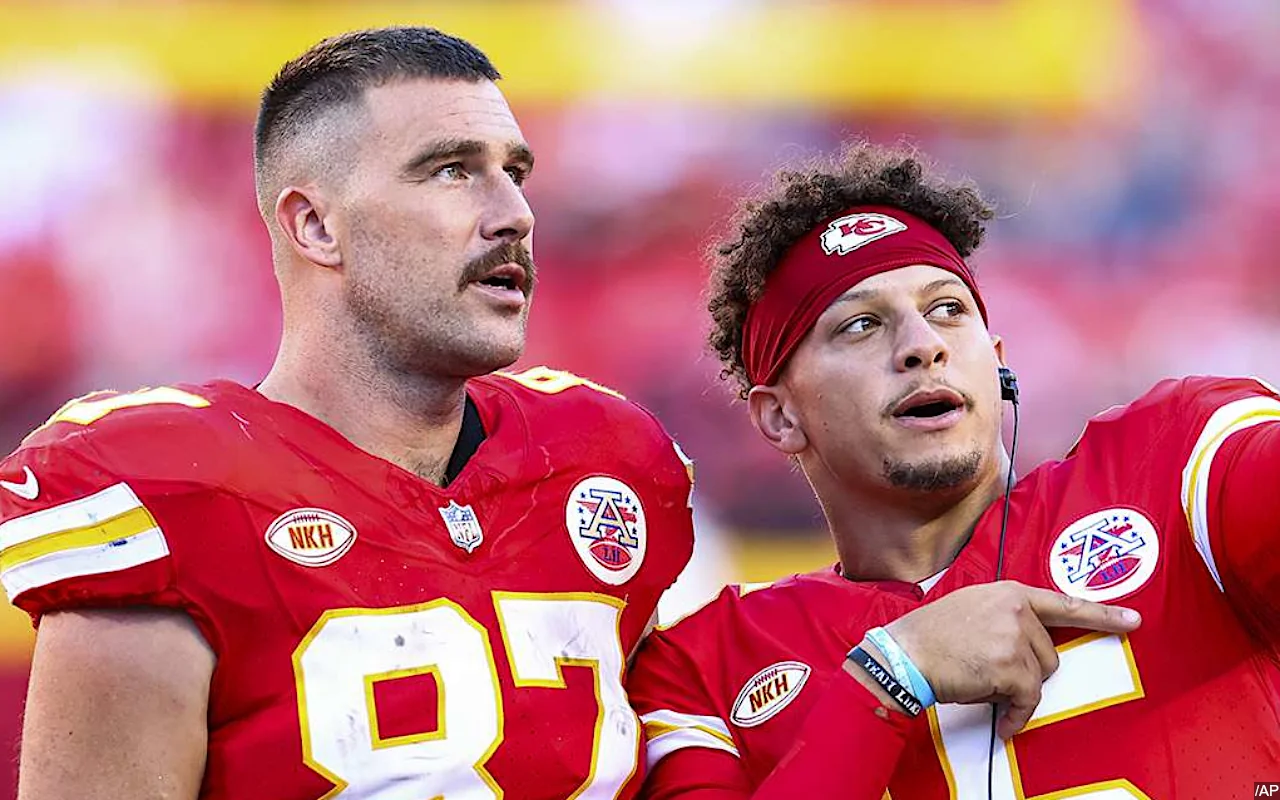 Patrick Mahomes Collects Bet From Travis Kelce After Texas Tech Beats ...