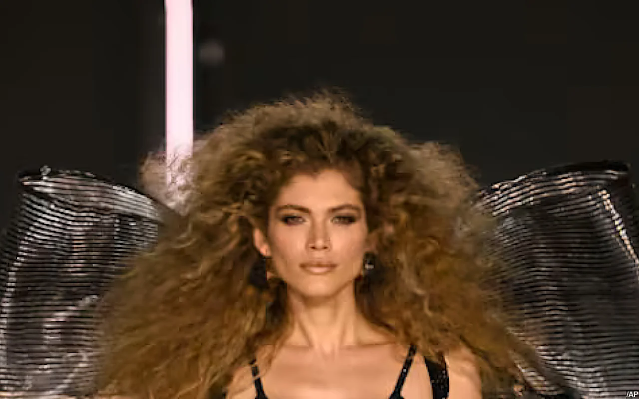 Transgender Victoria's Secret Model Valentina Sampaio Defends Herself ...