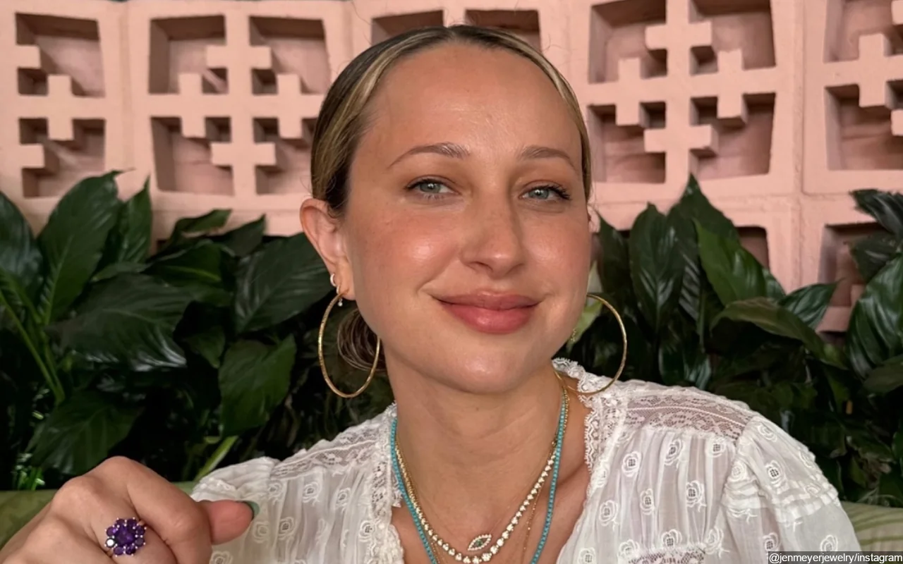 Tobey Maguire's Ex Jennifer Meyer Flaunts Diamond Engagement Ring From ...