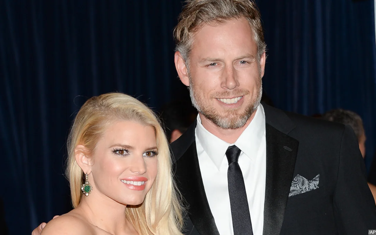 Jessica Simpson Ditches Ring Again as She Parties Without Husband Eric ...