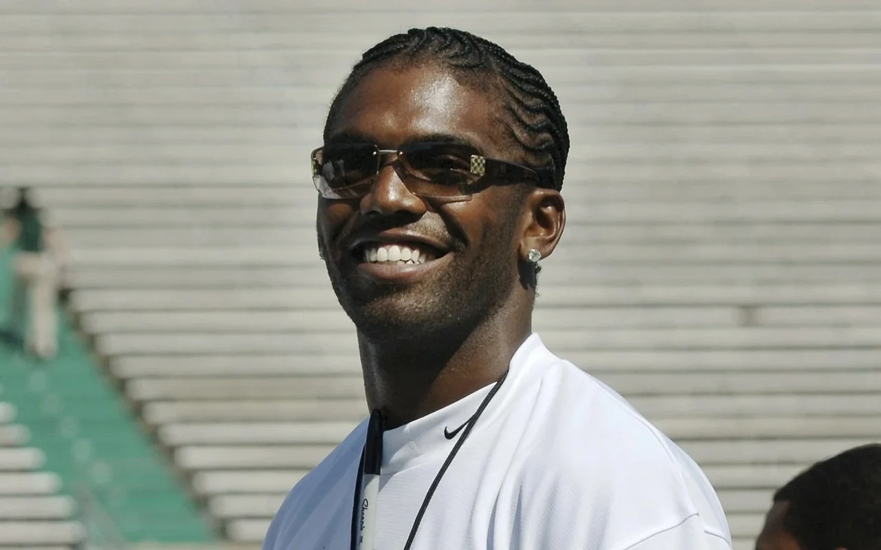 Retired NFL Player Randy Moss Asks for Prayers After Announcing Health ...
