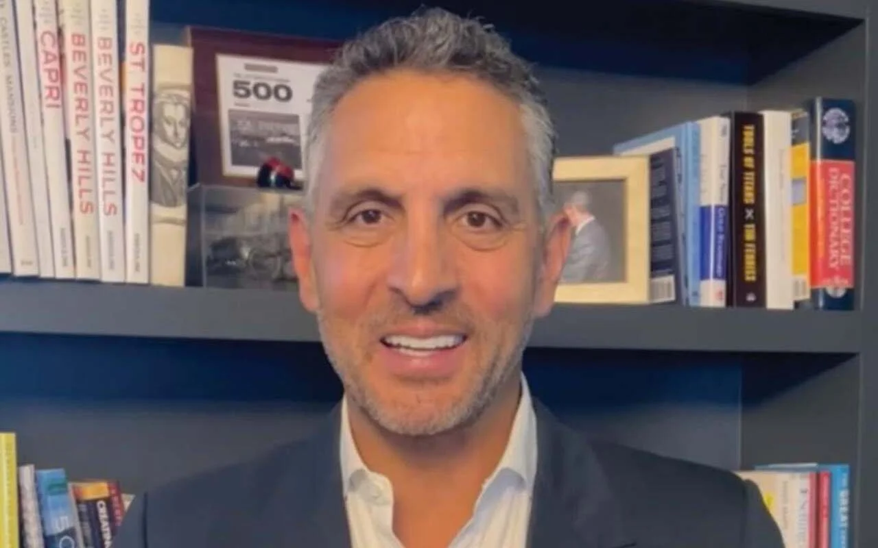 Mauricio Umansky Cozying Up to Model Eryl Masters After PDA With ...