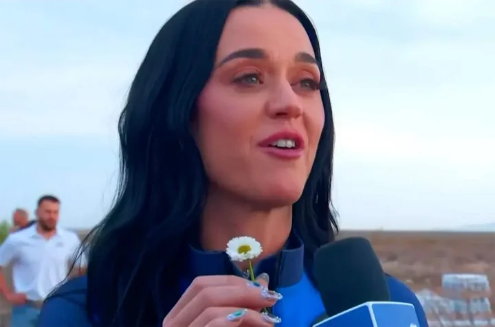 Katy Perry and Gayle King Kneel Down and Kiss the Earth After Safely ...