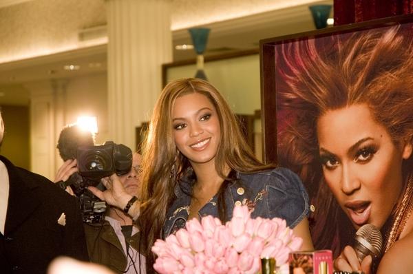 Beyonce Knowles Picture 5 - True Star Gold Fragrance Autograph Signing