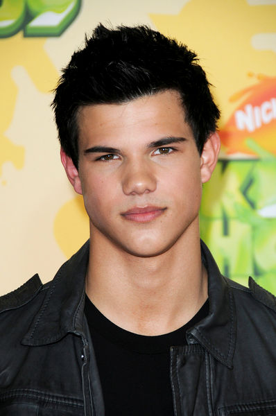 taylor-lautner Picture 1 - The Premiere of The Twilight Saga's Breaking ...