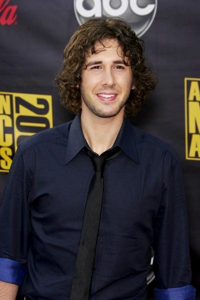 Josh Groban Photos - HD Pictures & Gallery | AceShowbiz