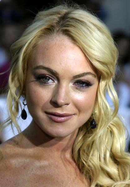 lindsay-lohan Picture 1 - Daily Mail TV Unwrap The Holidays Party ...
