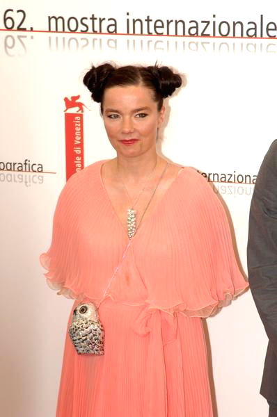 Bjork Photos - HD Pictures & Gallery | AceShowbiz