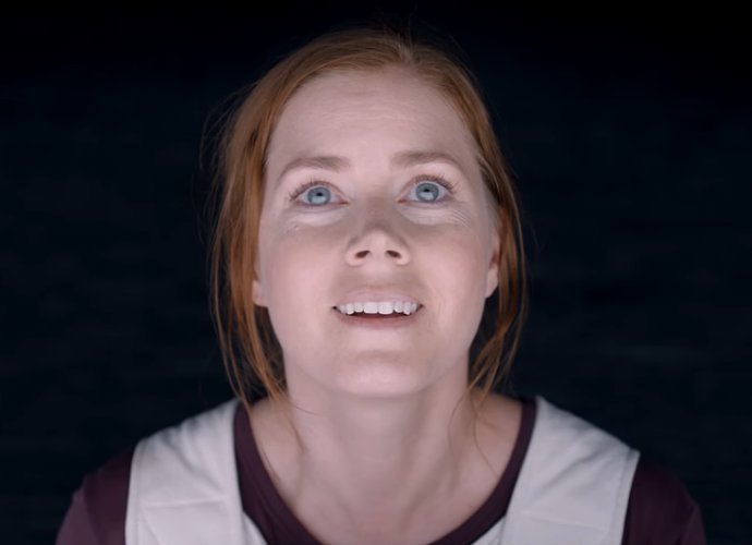 Amy Adams Makes First Contact With Alien in First Full Trailer for ...