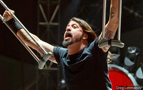 Dave Grohl Brings Crying Fan Onstage to Perform With Him at Foo ...