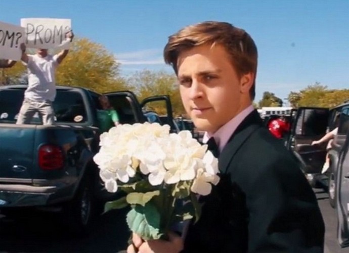 Emma Stone Asked to Prom in Epic Musical 'La La Land'-Themed Video