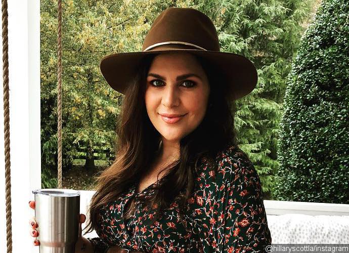 Lady Antebellums Hillary Scott Shares First Pics Of Her Identical