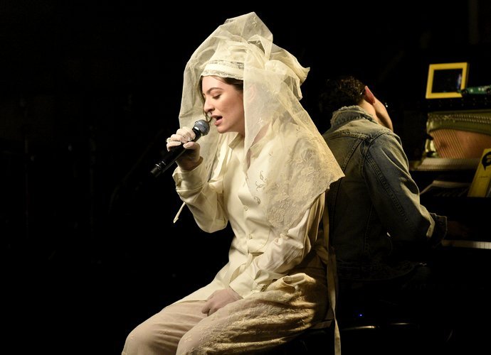 Lorde Gets Melodramatic on 'Saturday Night Live'