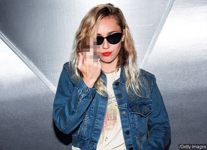 Miley Cyrus Promises Her Dad to 'Be Good' at 2017 MTV VMAs After ...