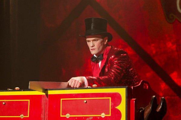 Neil Patrick Harris Does Magic in New 'American Horror Story: Freak ...