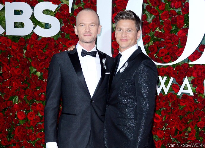 Neil Patrick Harris Goes Bald, Debuts Shaved Head at 2016 Tony Awards