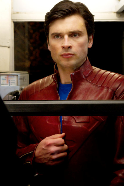 New 'Smallville' Pics Unveil Clark's Transformation in Phone Booth