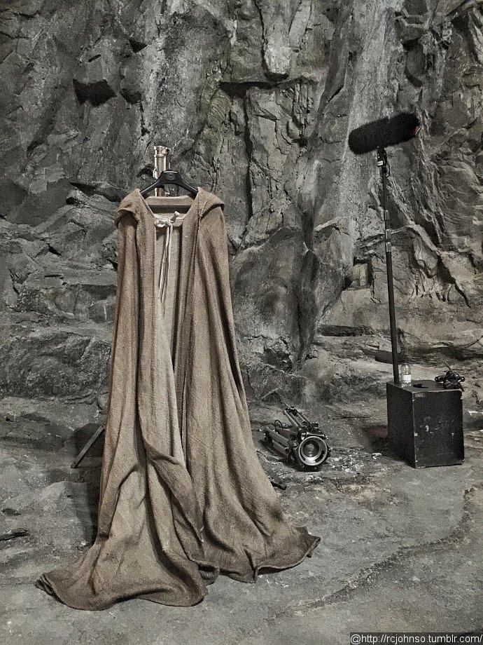'Star Wars Episode VIII' Director Rian Johnson Shares Picture of Luke's ...