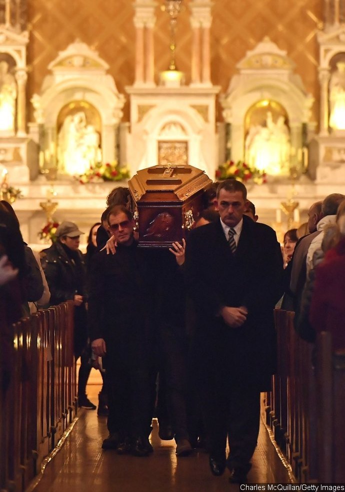 Pics: Thousands of Fans Mourn Dolores O'Riordan at Public Memorial in ...
