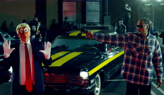 Watch Snoop Dogg Point a Toy Gun at Donald Trump Look-Alike in ...