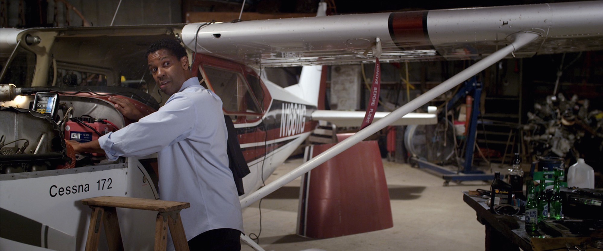 Flight (2012) - Robert Zemeckis Film | AceShowbiz