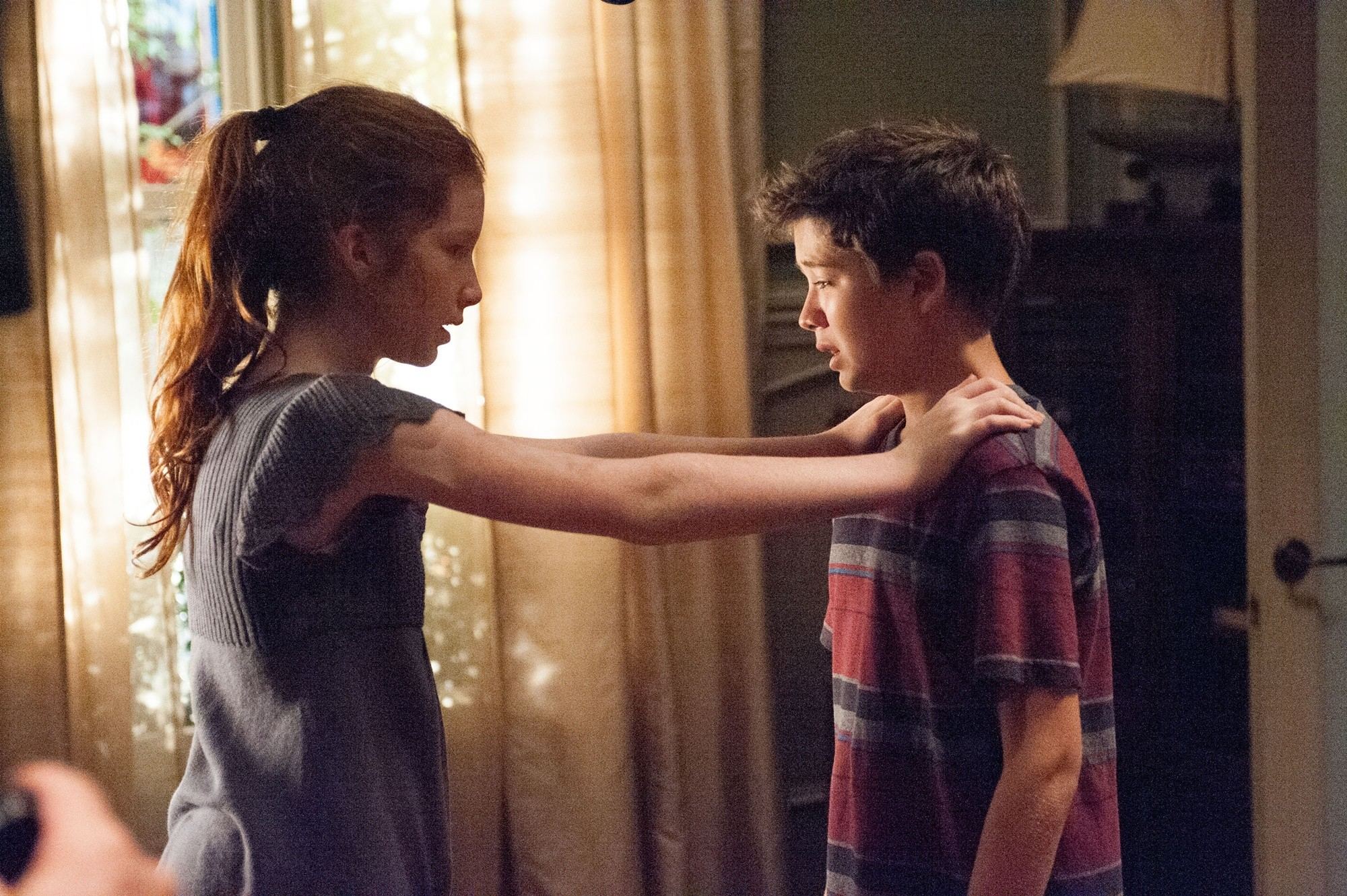 Oculus (2014) Cast, Crew, Synopsis and Movie Info