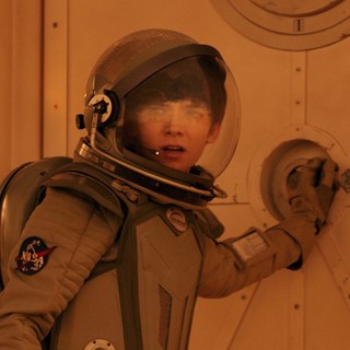 Space Between Us, The (2017) - Sci-Fi Film | AceShowbiz