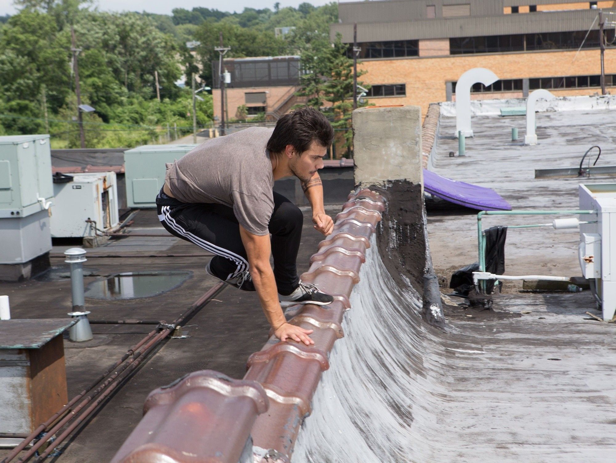 Tracers (2015) Cast, Crew, Synopsis and Movie Info