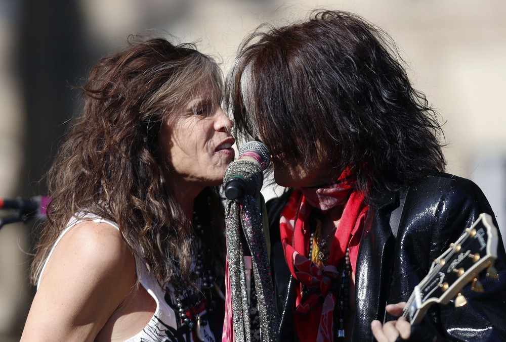 Steven Tyler Picture 1 - Aerosmith Perform in Front of 1325 ...