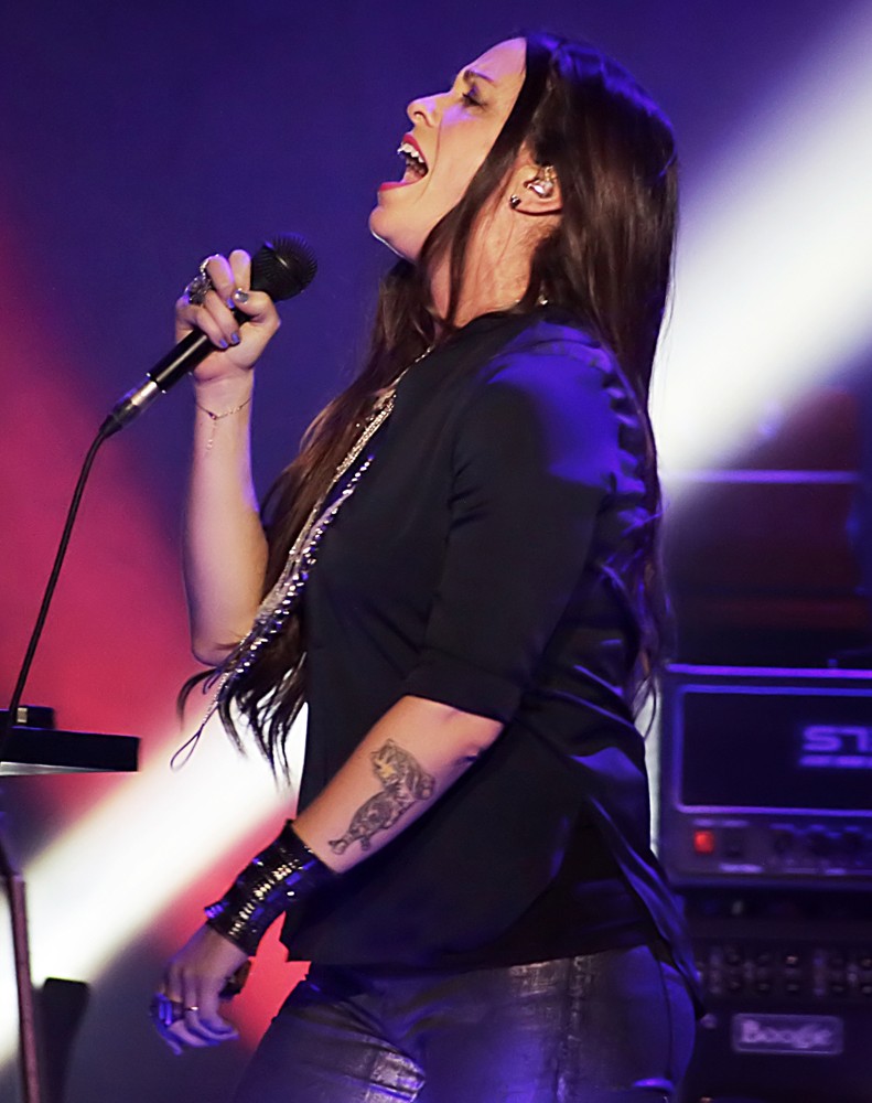 Alanis Morissette Picture 1 - Alanis Morissette Performing | AceShowbiz