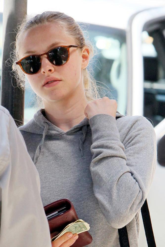 Amanda Seyfried Picture 1 - Amanda Seyfried Waiting While Running ...