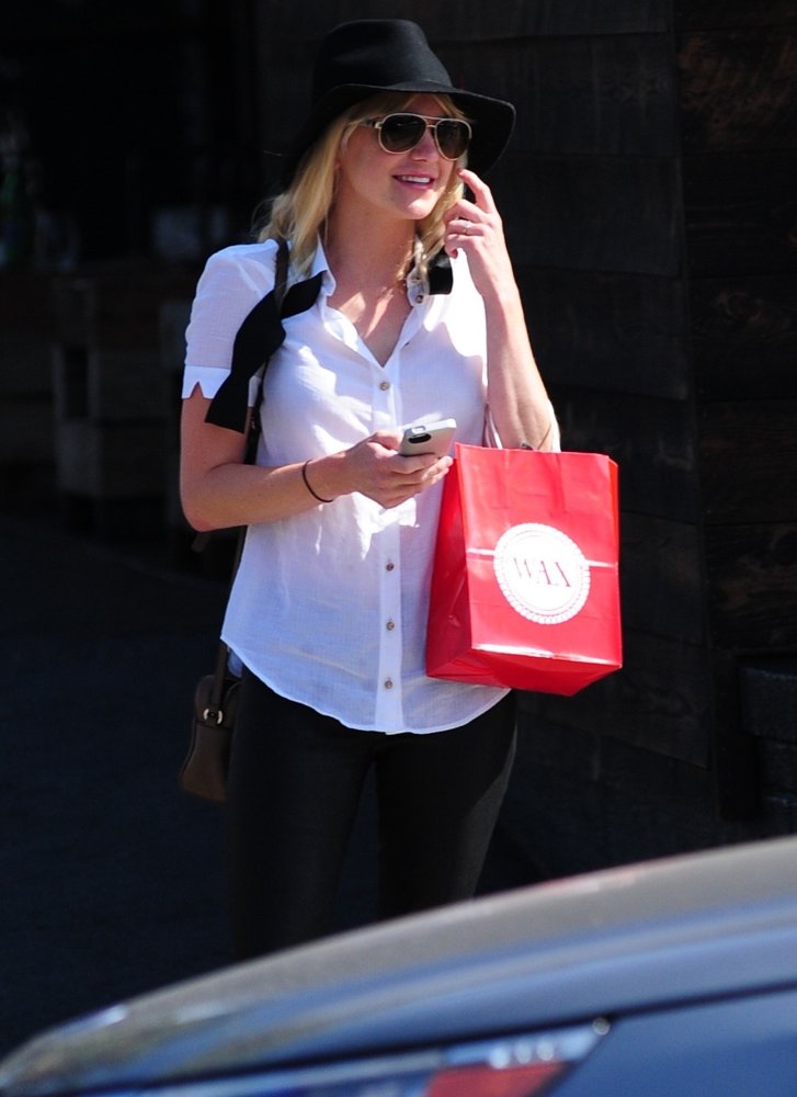 anna-faris Picture 1 - Anna Faris Leaving Wax Salon