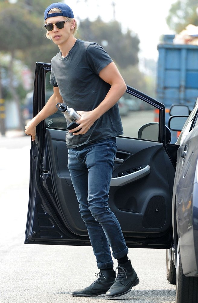 TJ Austin Picture 505 - Austin Butler Out and About in Santa Monica