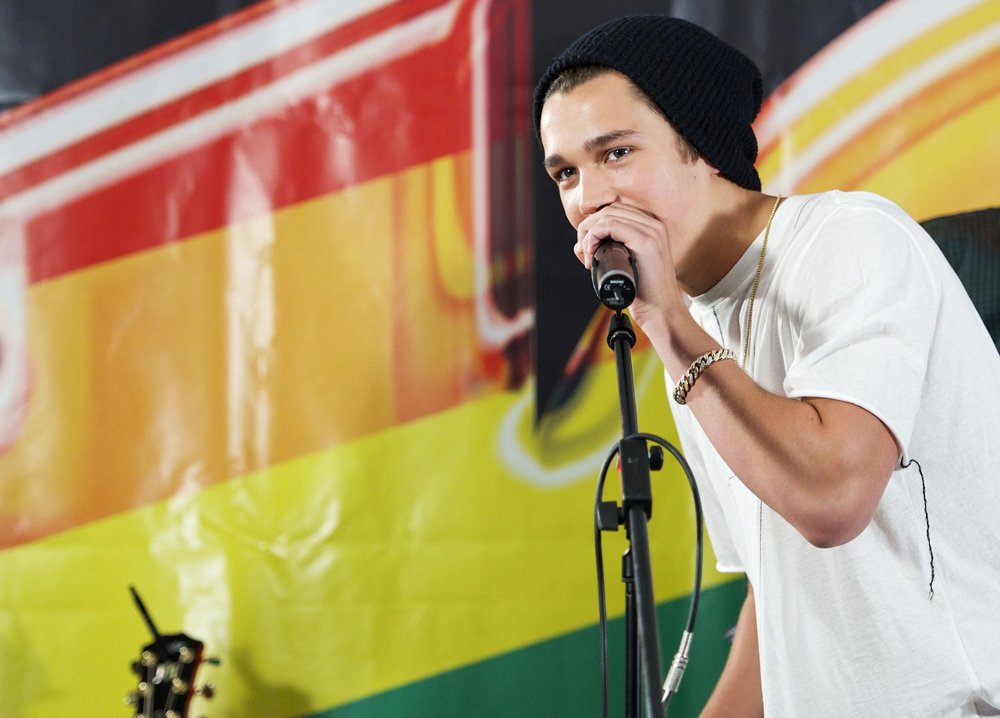 austin-mahone Picture 1 - Austin Mahone Performs During A Fan Event