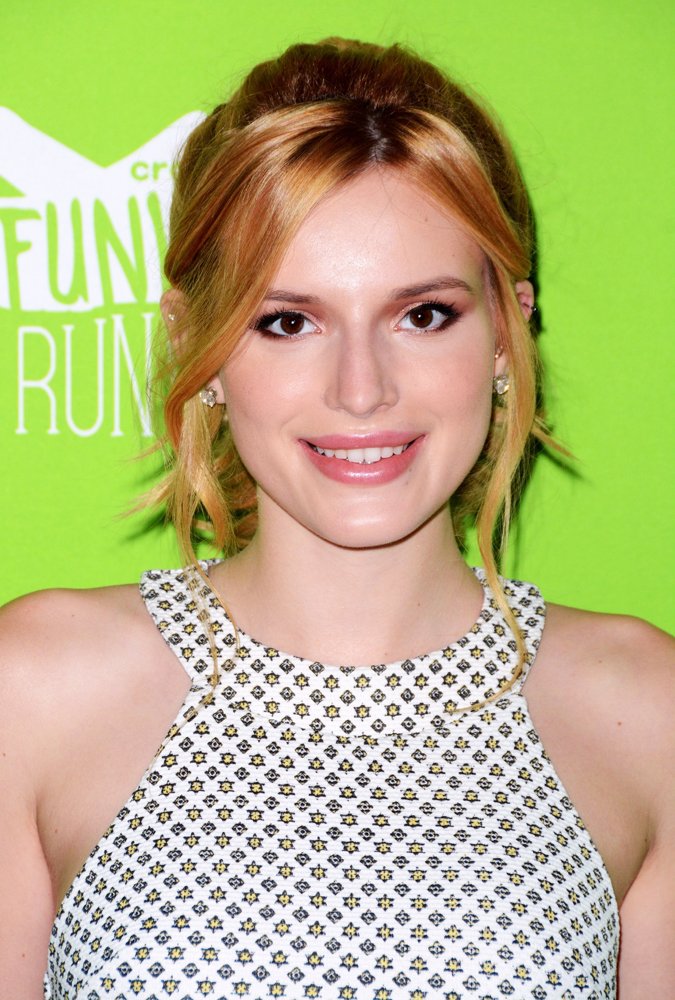 Bella-thorne Picture 1 - Crocs Funway Runway Event - Red Carpet Arrivals