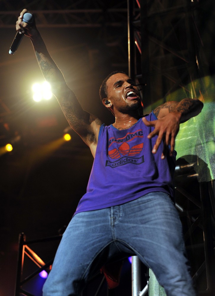 Chris Brown Picture 321 - Chris Brown Performing Live on Stage During ...