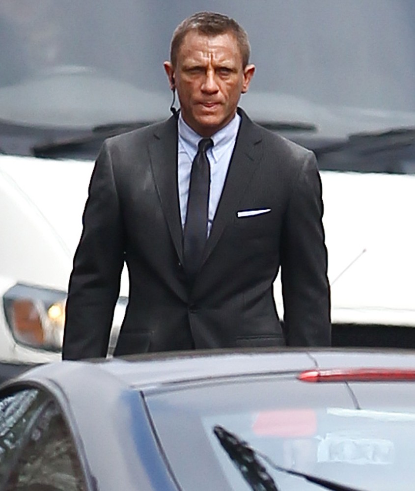 Daniel Craig Picture 1 - Filming A Scene for The New James Bond Film ...