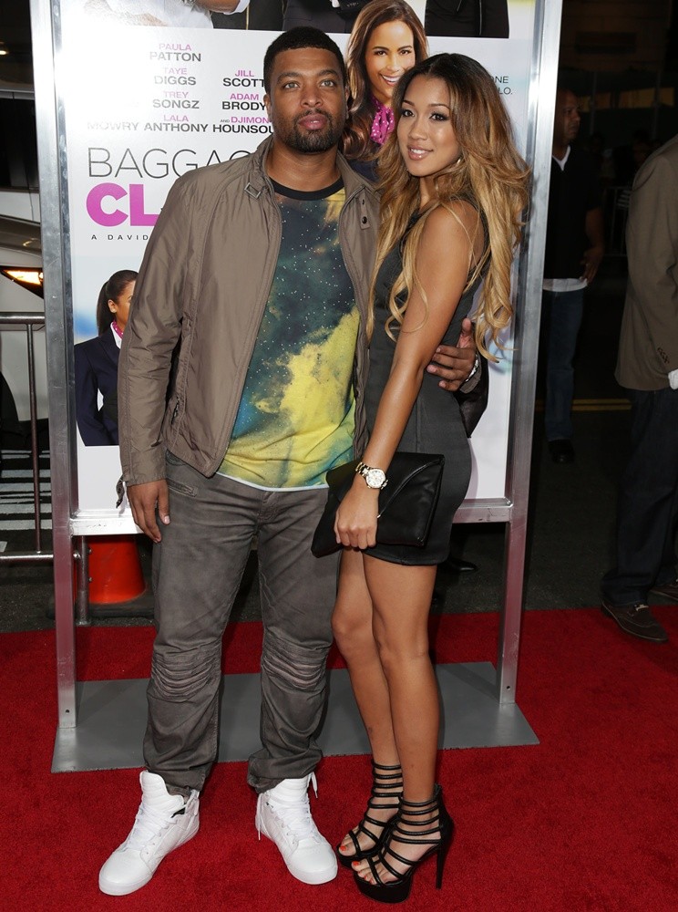 Baggage Claim (2013) Premiere Photos - Gallery 10 with High Quality Photos