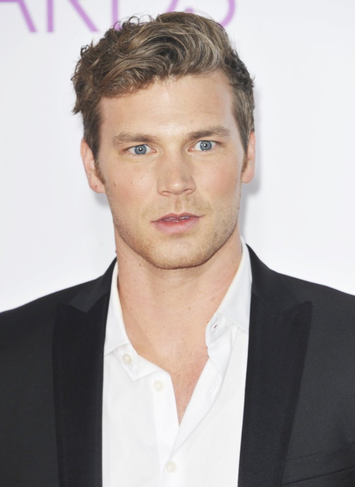 Derek Theler Picture 1 - People's Choice Awards 2017 - Arrivals