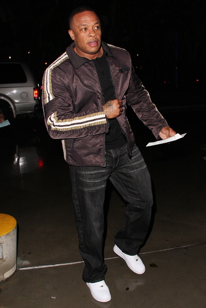 Dr. Dre Picture 21 - Dr. Dre Outside BOA Steakhouse