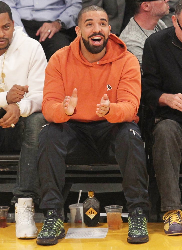 Drake Picture 1 - Drake at The Lakers Game