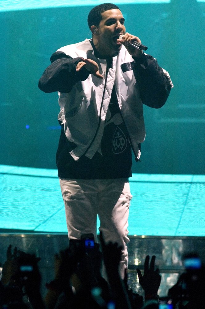 Drake Picture 1 - Drake Performs Live as Part of His Would You Like A ...
