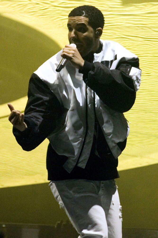 drake Picture 1 - Drake Performs Live as Part of His Would You Like A Tour?