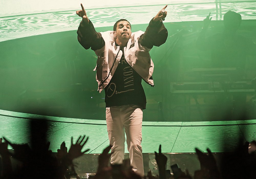 Drake Picture 1 - Drake Performs Live